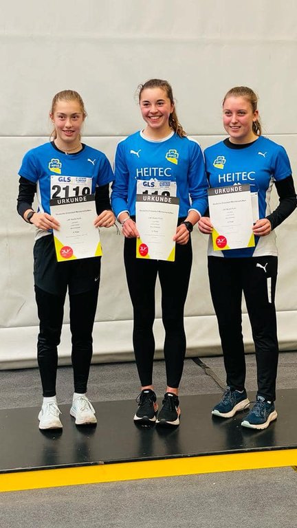 Julia Rath und das Team auf dem DM-Podium